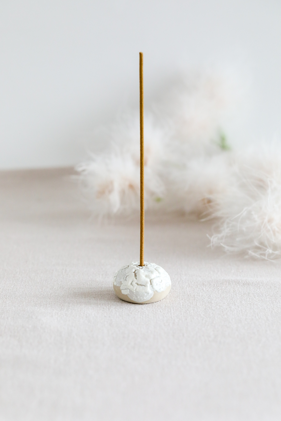 Incense Stone - textured white - Vera Wiedermann Ceramics